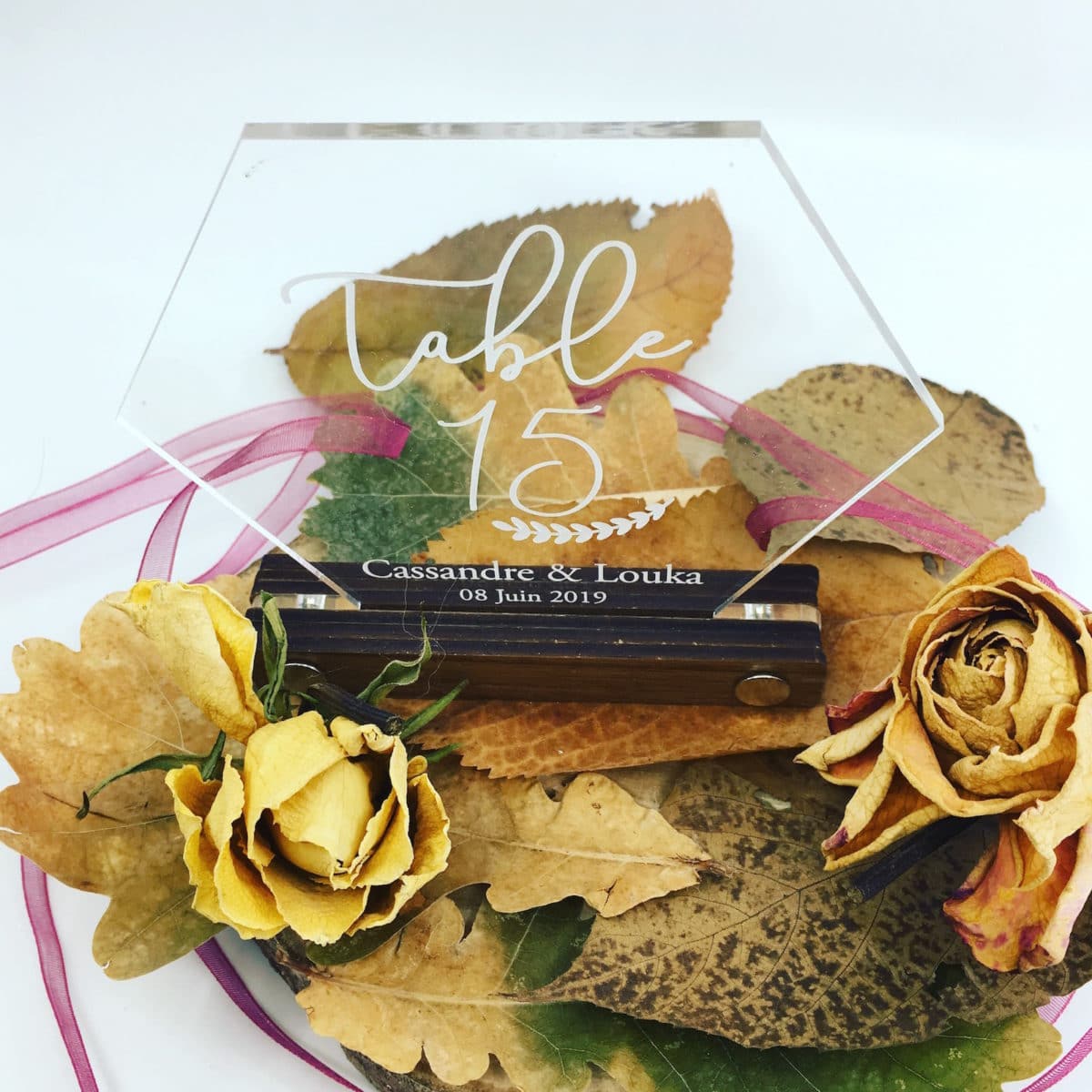 Numéro de table original : le galet gravé au laser - Design By Hibrido