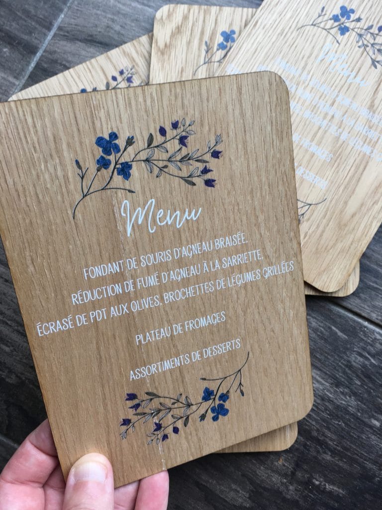 Menu en bois - fleurs bleues - Design By Hibrido
