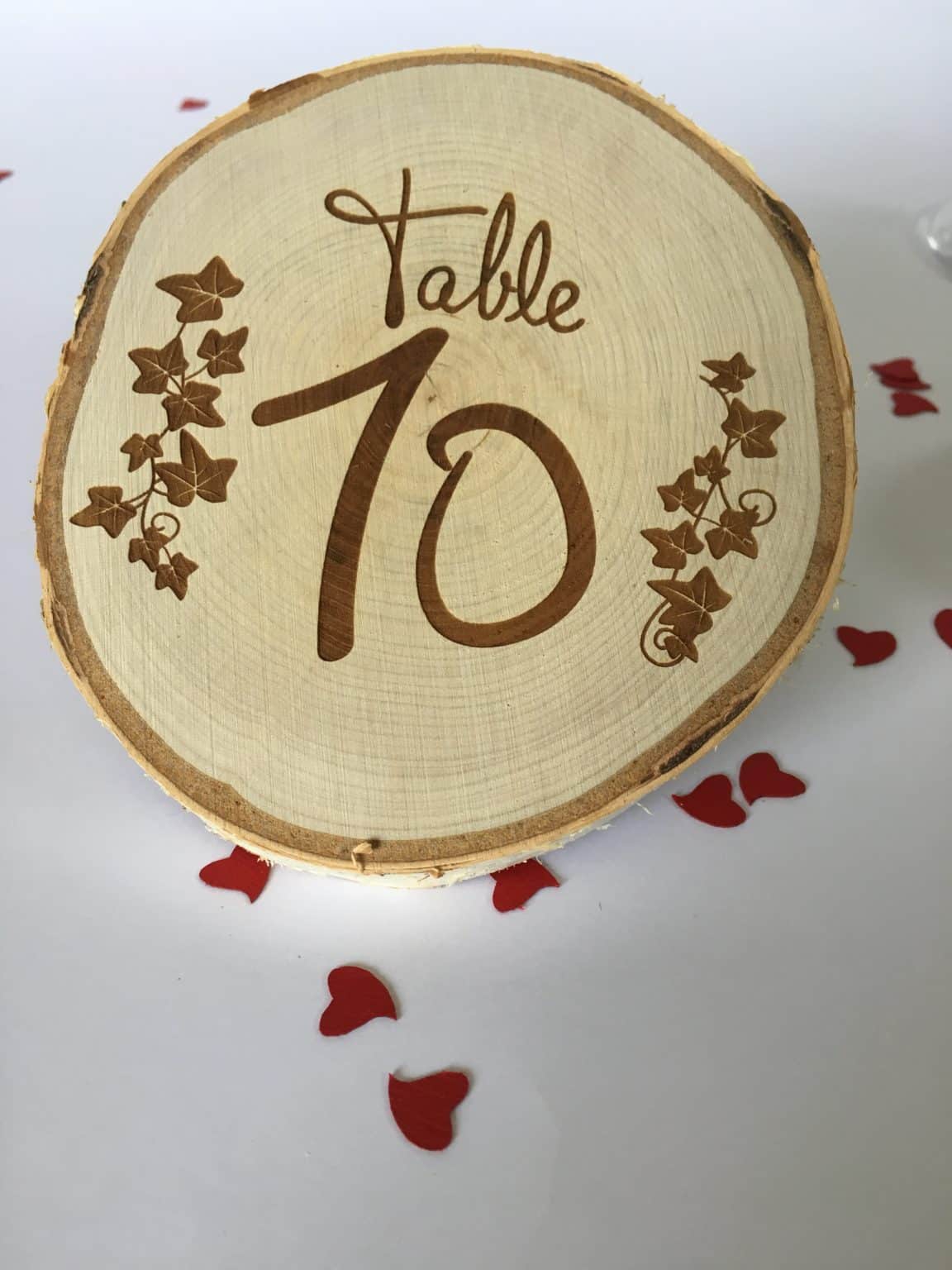 Marque table rondin gravé - Numérotation de table - Design By Hibrido