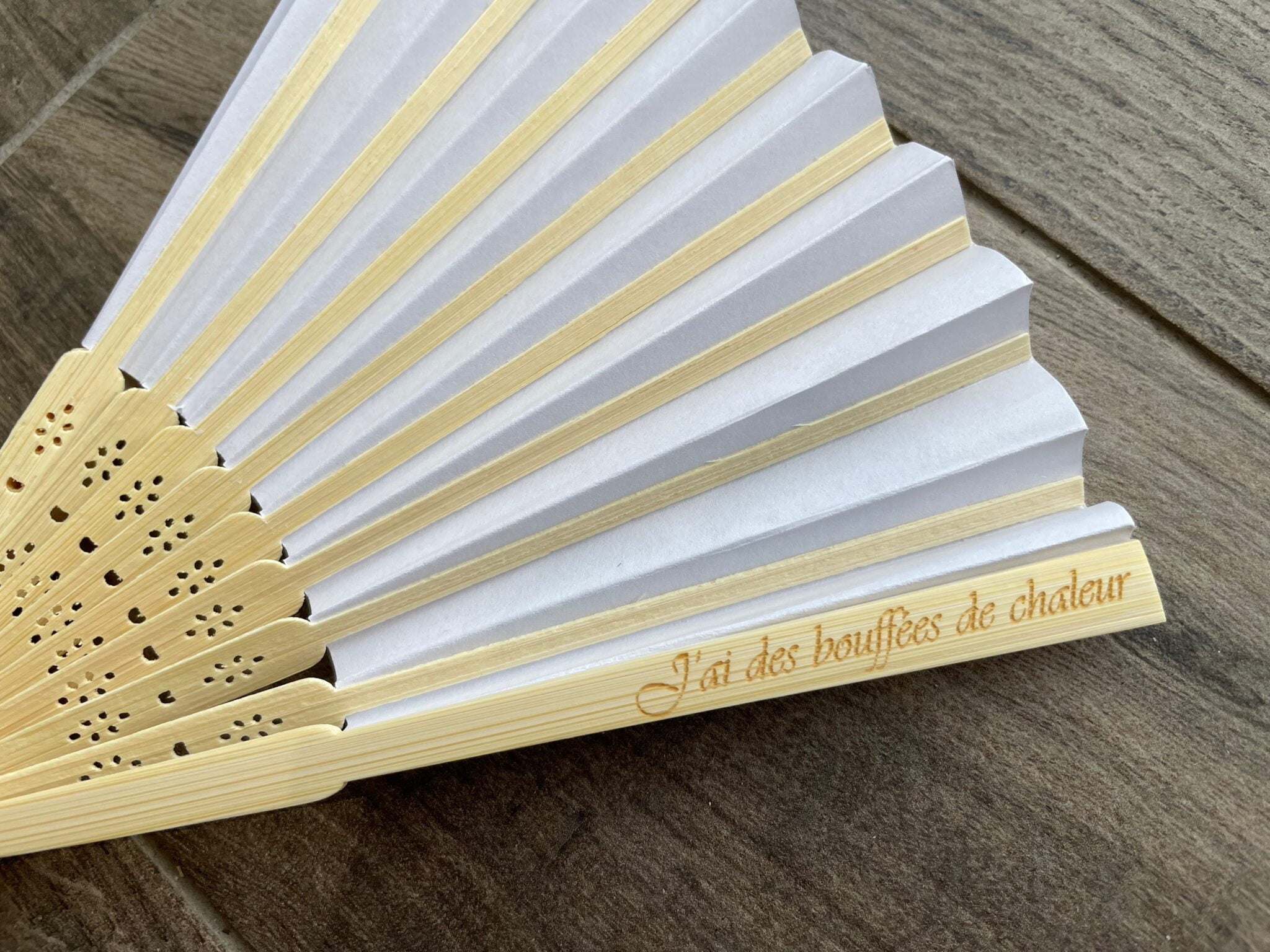 Eventail personnalisé de votre message gravé sur bambou - Design By Hibrido